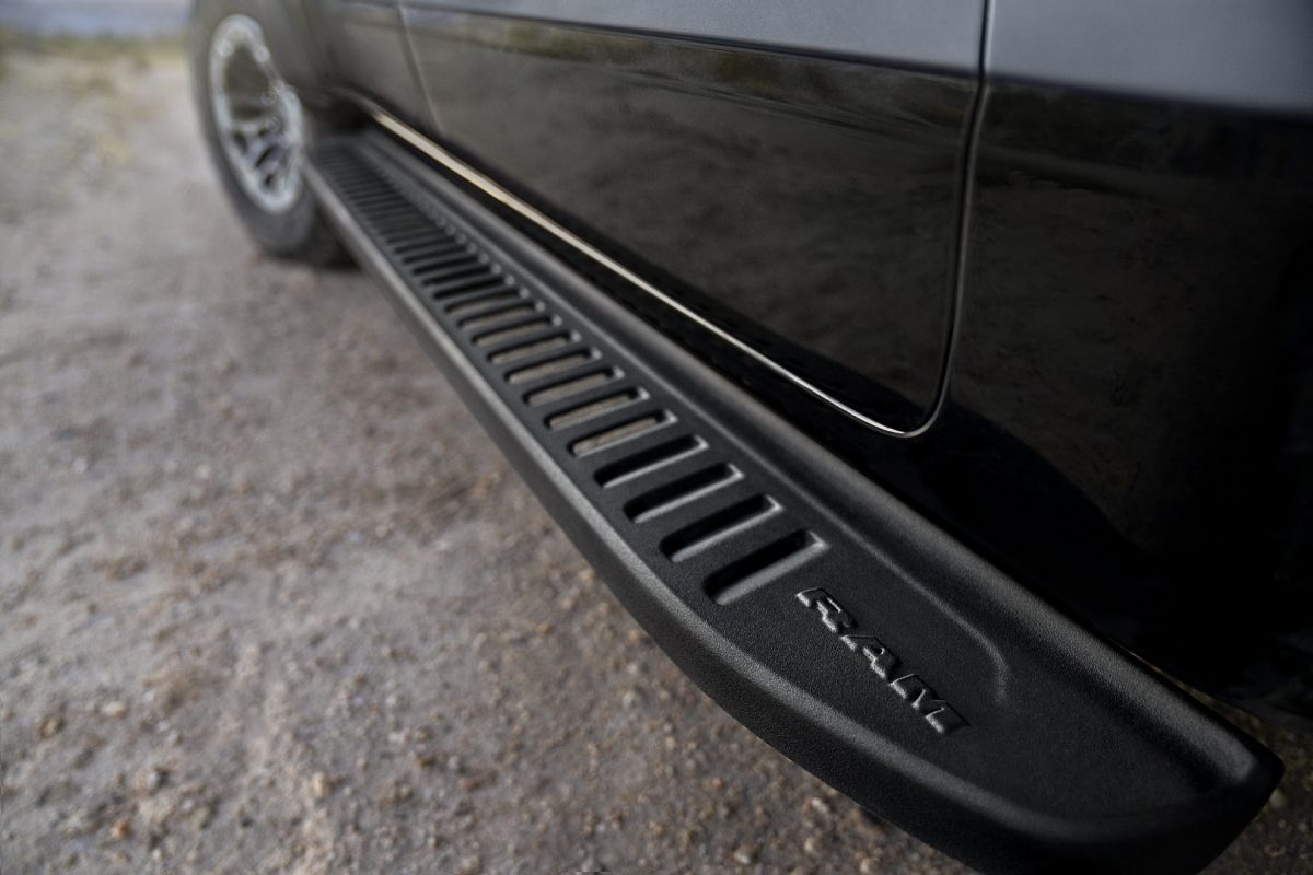 Ofrece más de 100 accesorios para la Ram 1500 TRX – Indicador Automotriz